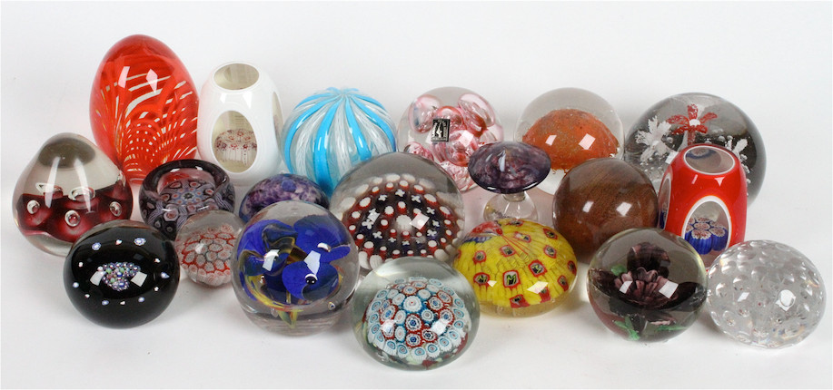 Bonhams : Twenty modern paperweights