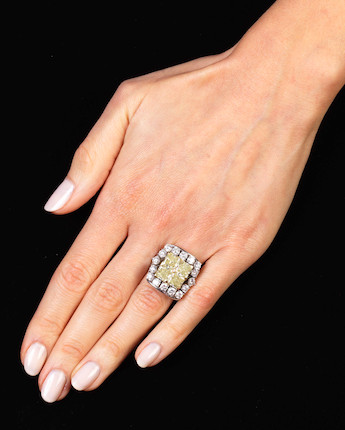 Bonhams : REPOSSI COLOURED DIAMOND AND DIAMOND RING,