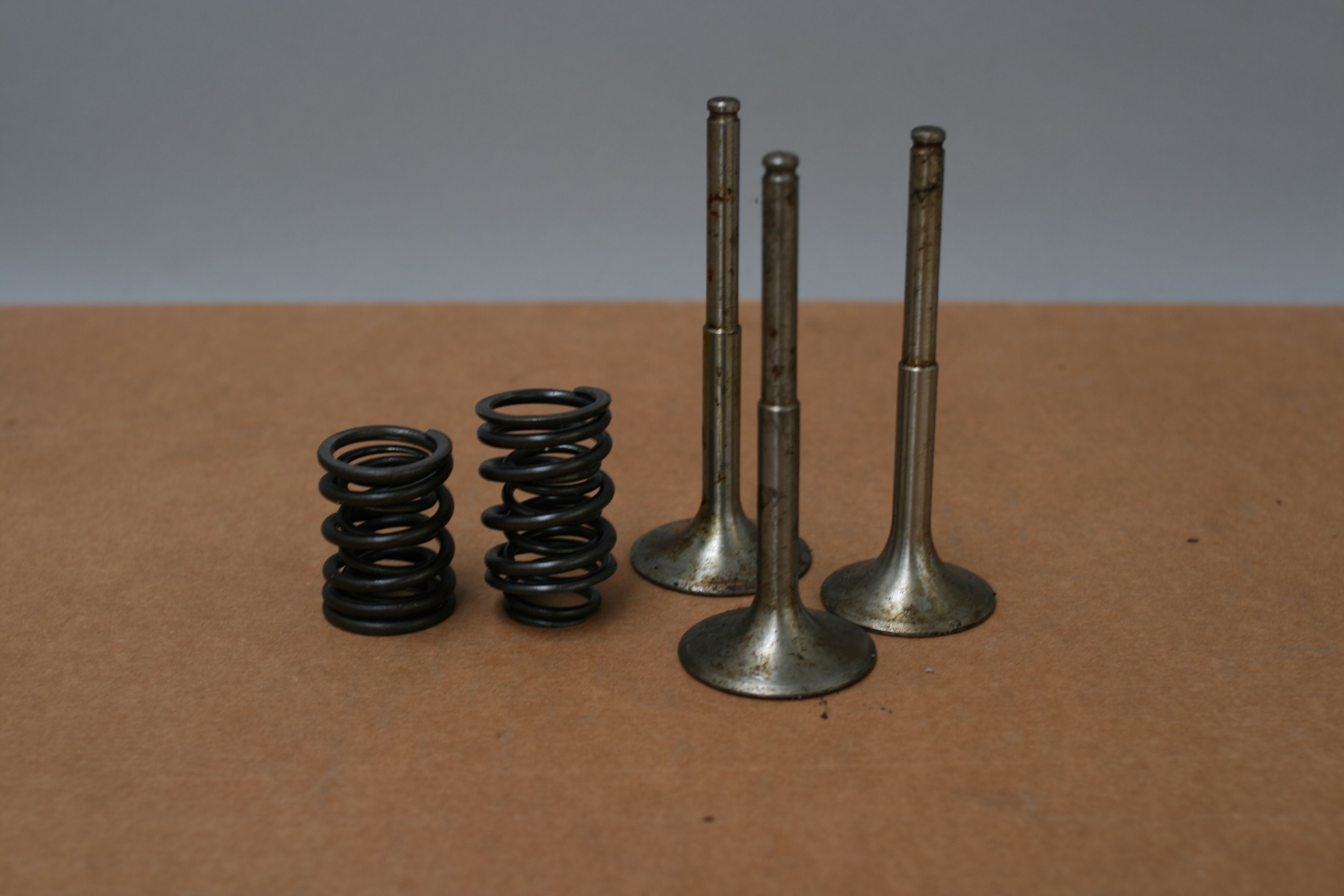 Bonhams Cars : Assorted NOS BSA Goldstar valves and springs.