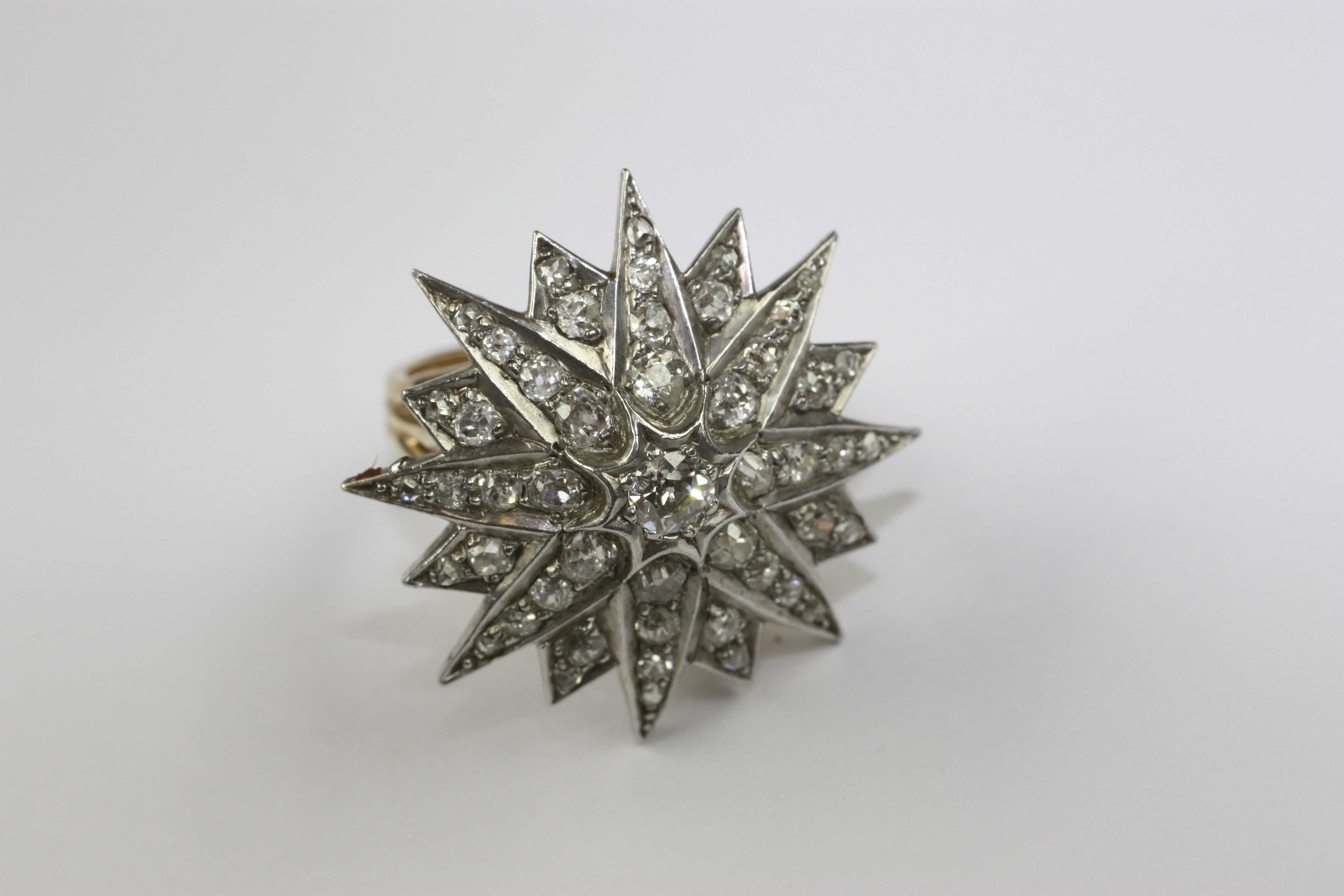 Bonhams : A diamond star cluster ring,