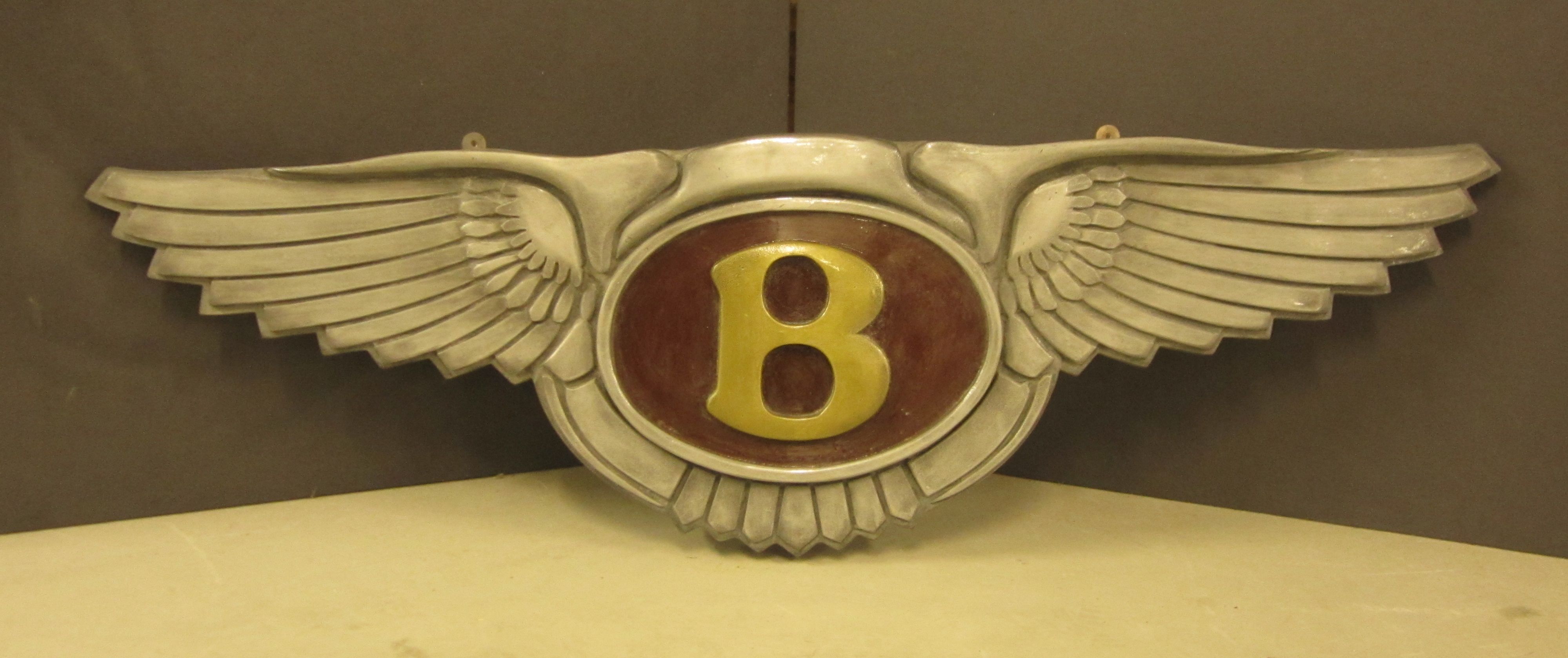 Gold Bentley Logo Gold Bentley Fotos Und Bildmaterial In Hoher