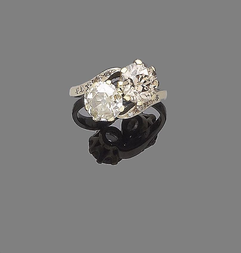 Bonhams : A diamond crossover ring,
