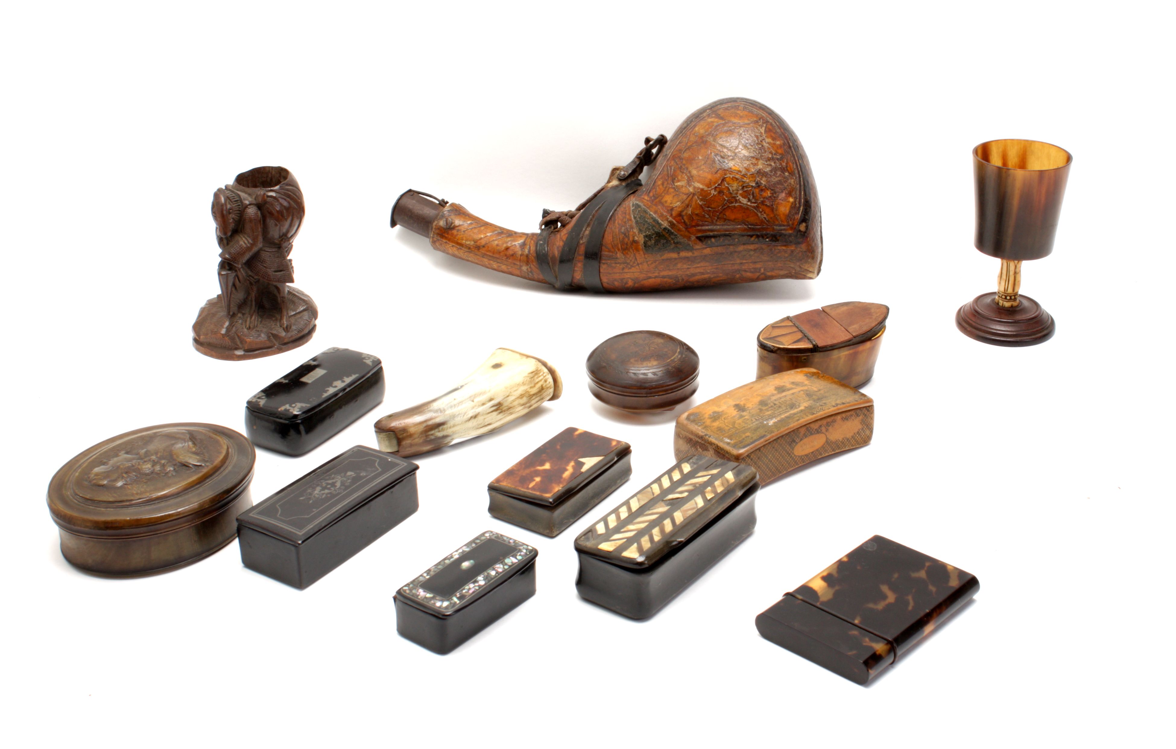 Bonhams : A collection of treen, horn and tortoiseshell boxes and items