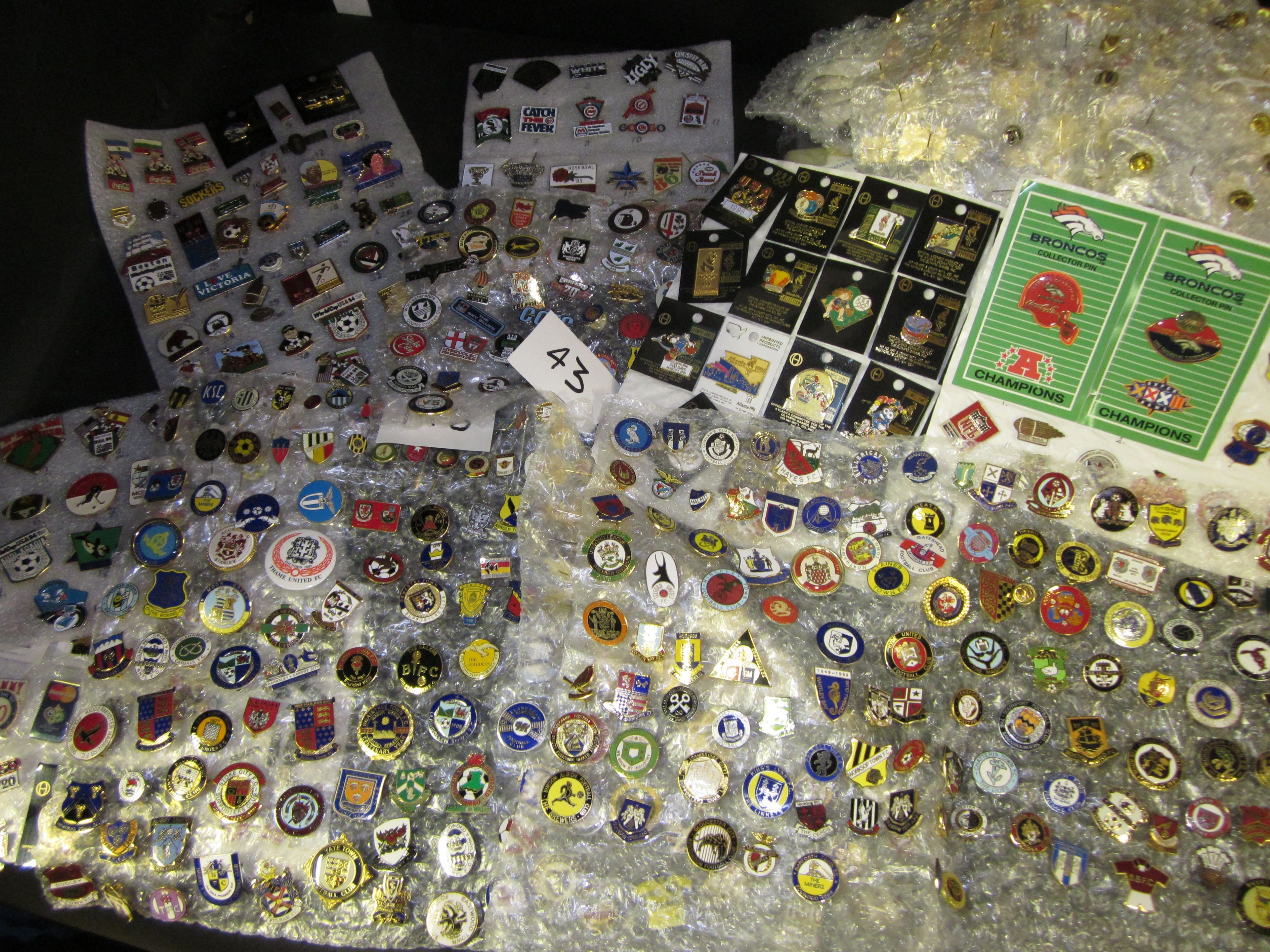 Bonhams : A large collection of football badges