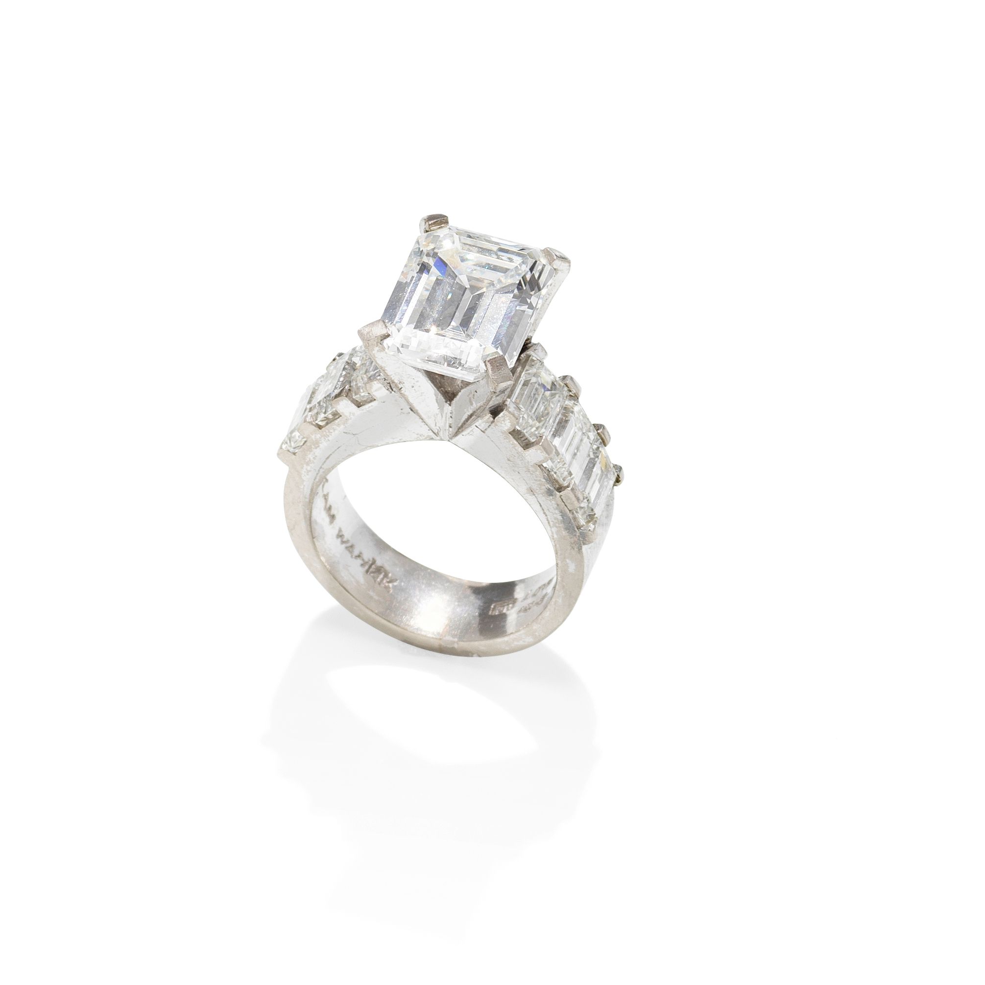 Bonhams : DIAMOND RING