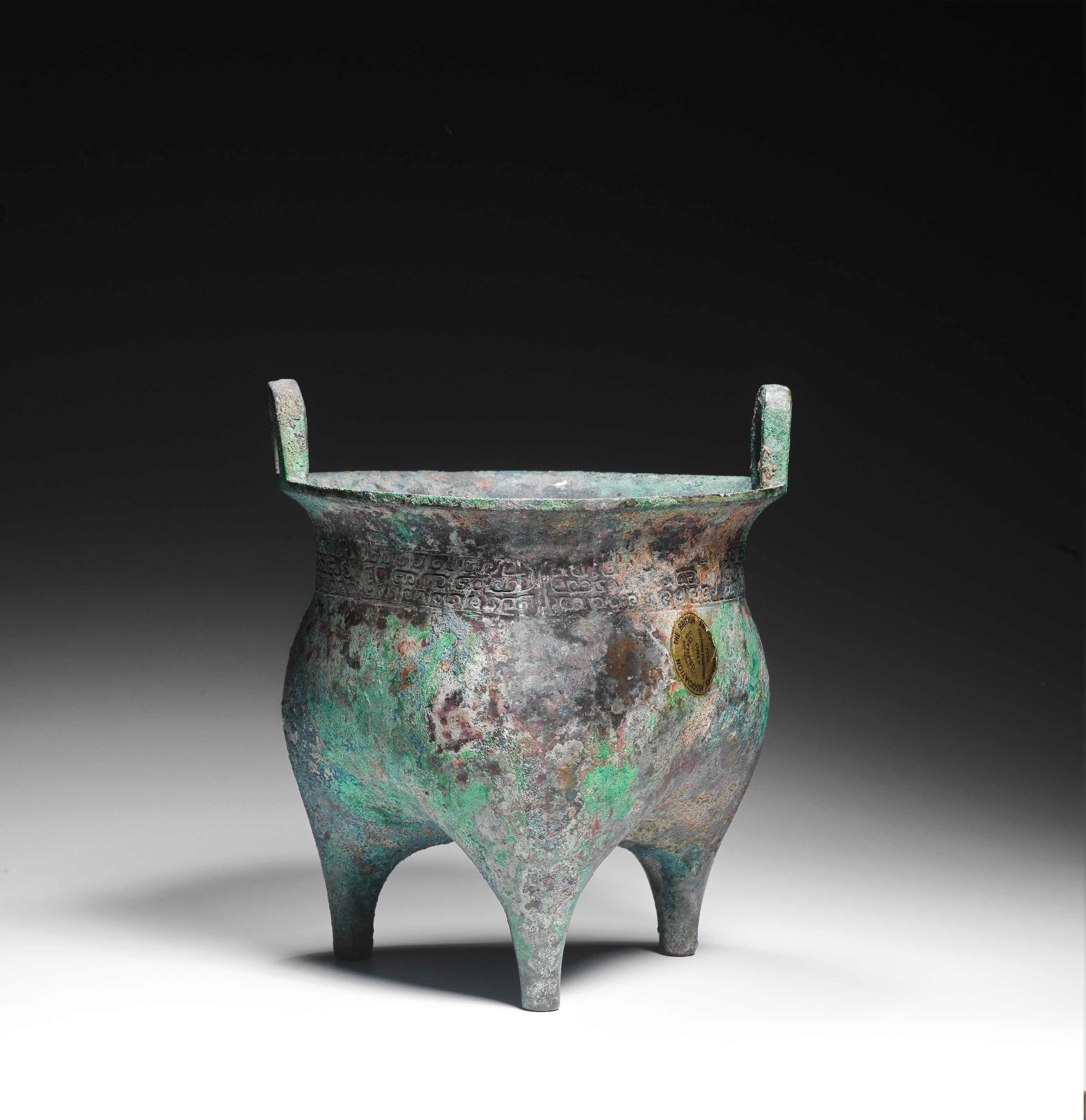 Bonhams : A VERY RARE ARCHAIC BRONZE RITUAL FOOD TRIPOD VESSEL, LI ...