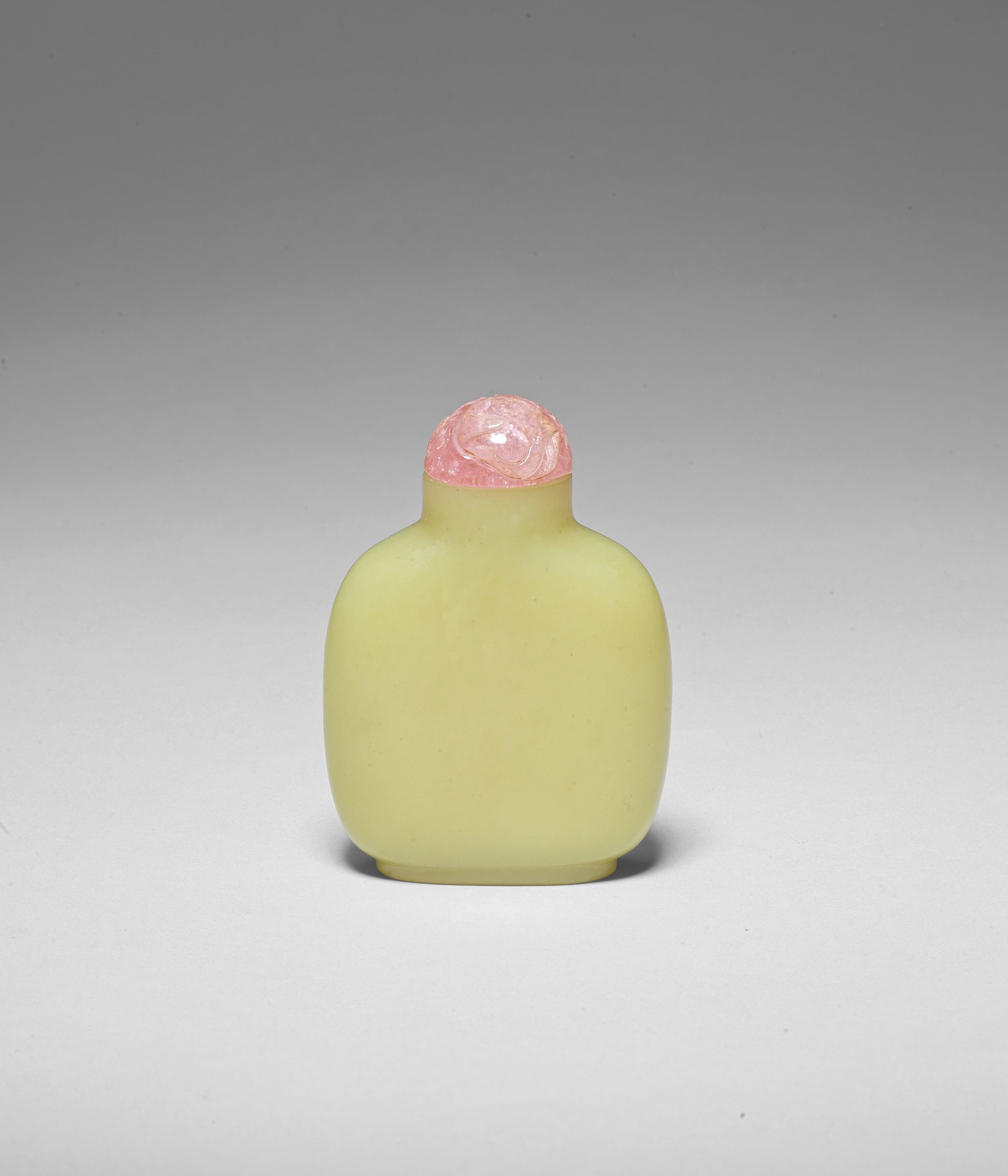 Bonhams : A YELLOW JADE SNUFF BOTTLE 19th century (2)