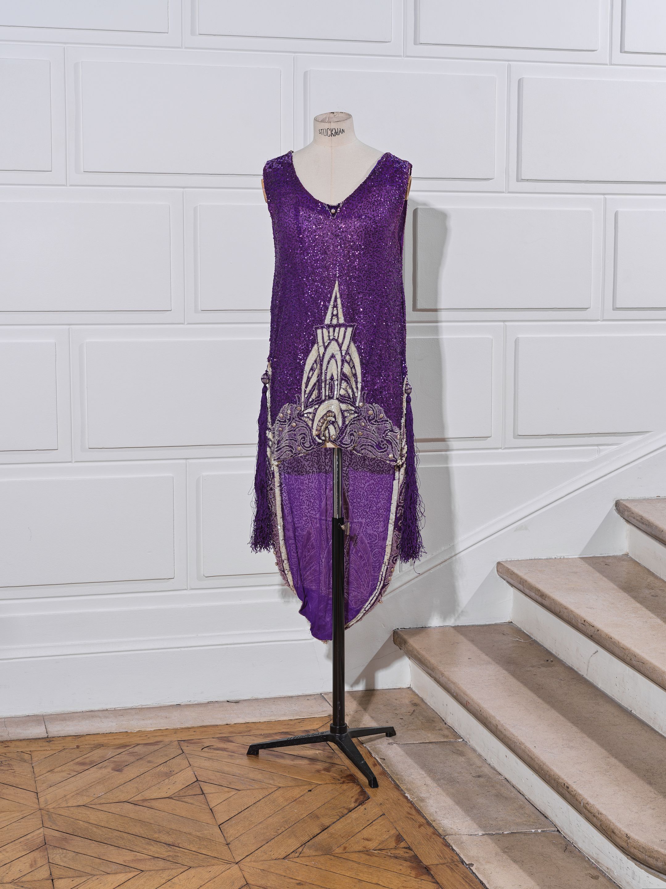 Bonhams Cornette de Saint Cyr : Anonyme, circa 1925. Robe du soir courte en mousseline de soie ...